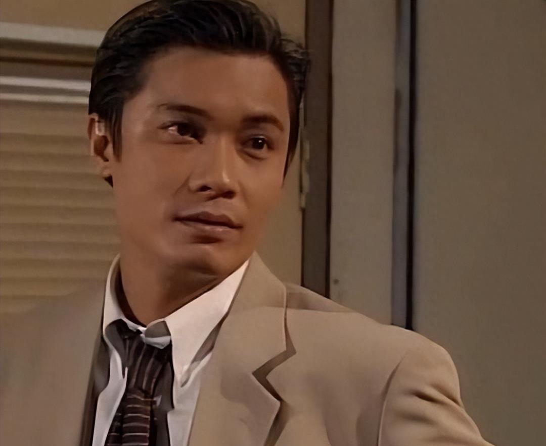 Alone! Luo Jialiang's encounter at the airport triggered heated discussions among netizens - iNEWS