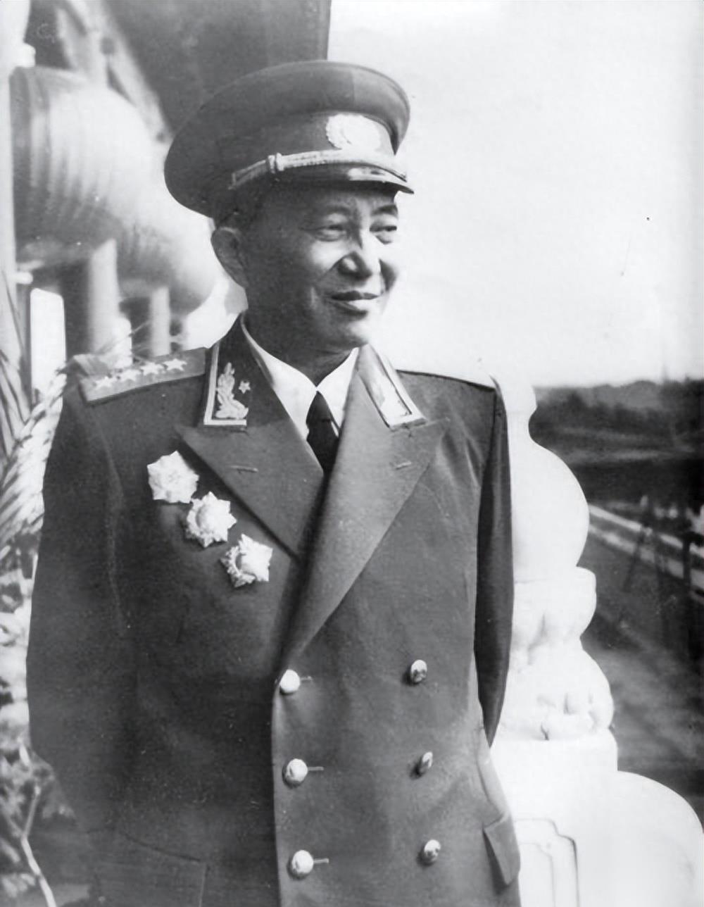 In 1978, Hua Guofeng wanted to review the navy. Luo Ruiqing did not ...