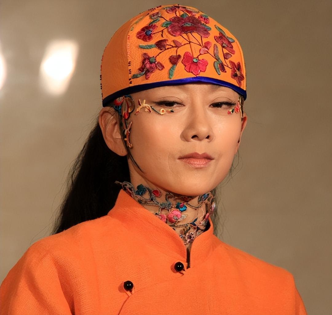 Yang Liping has been wearing a hat for ten years and never takes it off ...