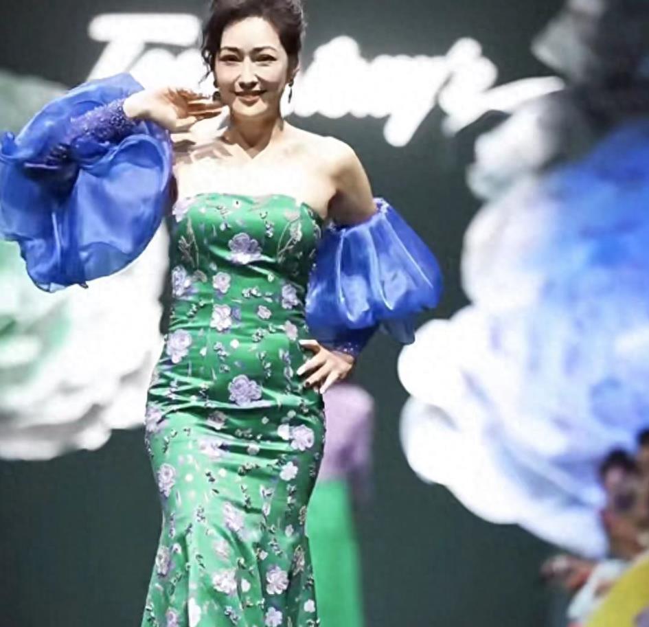 55-year-old Meng Guangmei walks in the catwalk, with a thick waist and ...