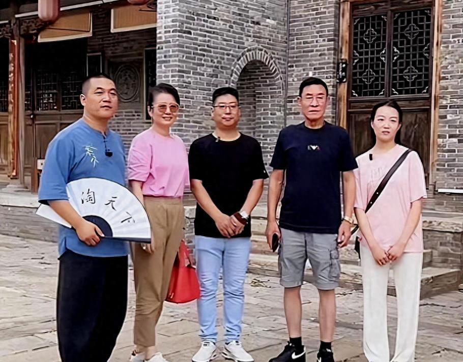 Recent photos of 69-year-old Du Zhiguo: Traveling with his third ...