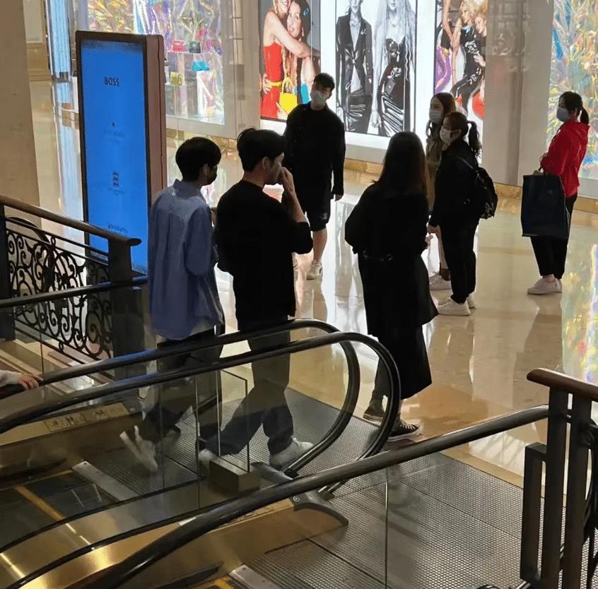 180+ little fresh meat follows the artistic mother, this pace is ...