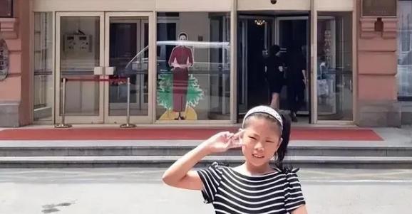 How is Zhou Chuna, who started plastic surgery at the age of 13 and had ...