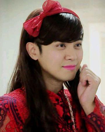 Luo Zhixiang made a "transgender" debut in Thailand, wearing a purple ...