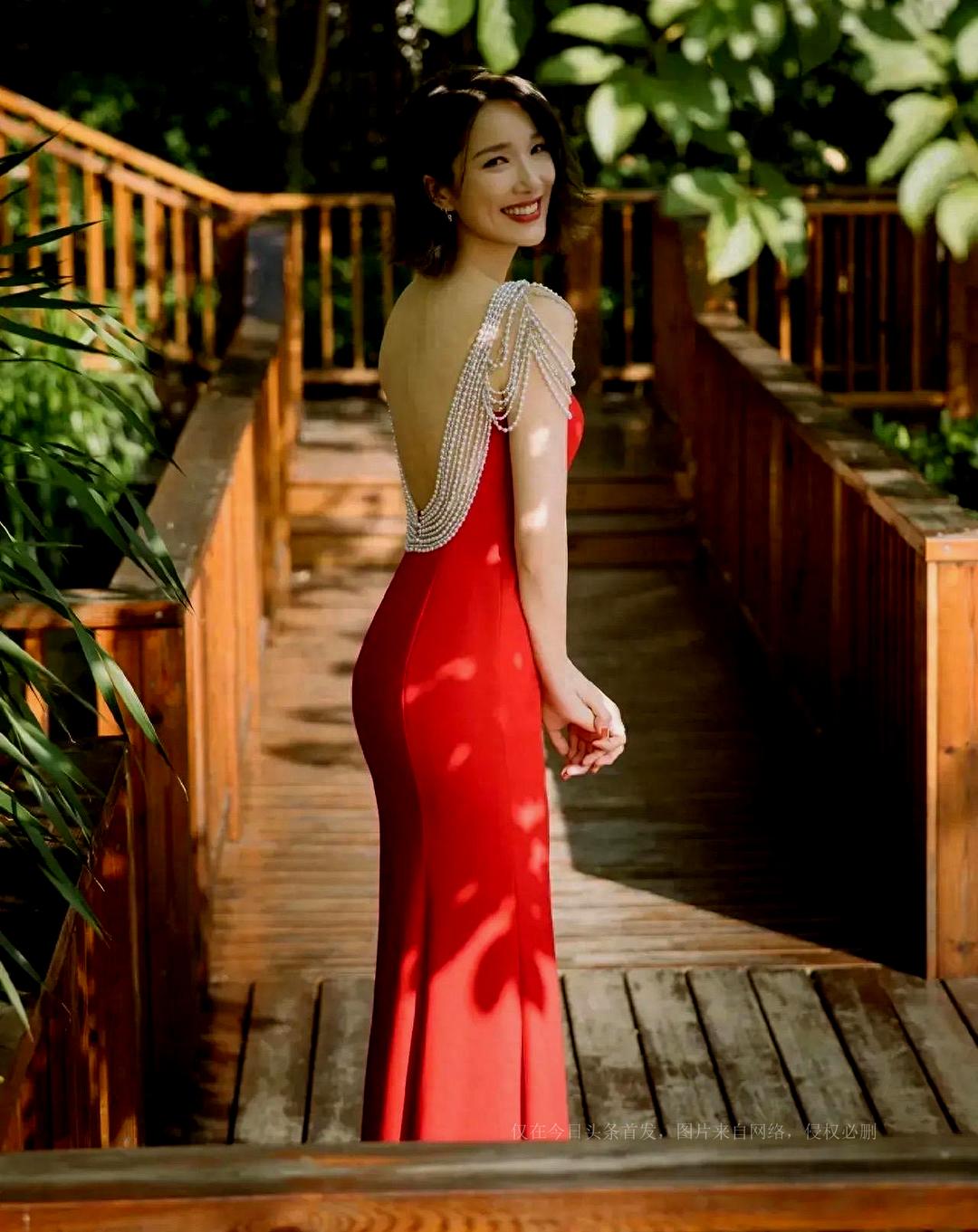 Li Yanan deserves to be a supermodel, wearing a "seamless skirt" with perfect curves, no wonder ...