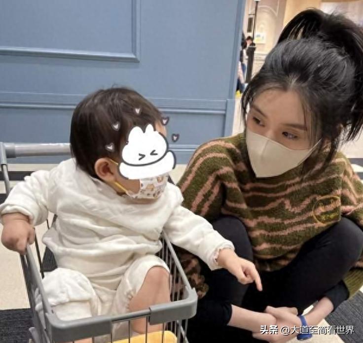 He Youjun is also a slave to his daughter, and when he talks to his ...