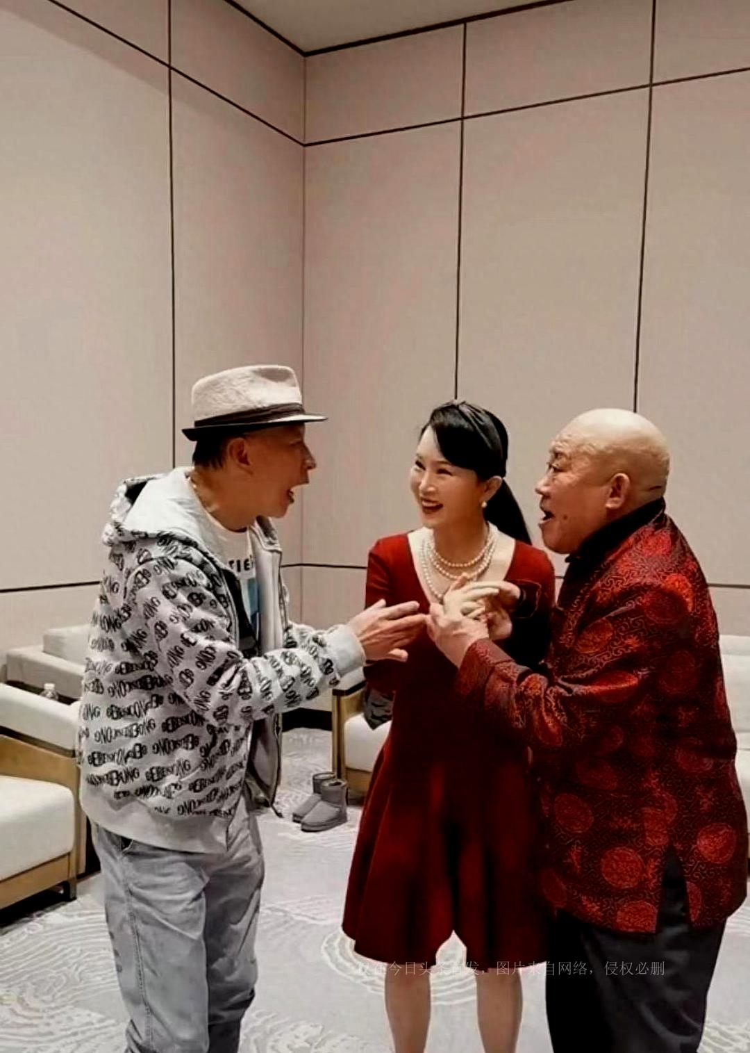 67-year-old Du Xudong was emotional when he touched Ren Jing's hands ...