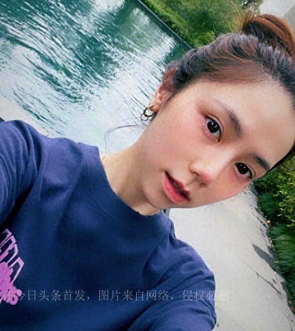 Deng Ziqi swam without wearing a swimsuit and took a photo with Ouyang Nana with wet hair ...