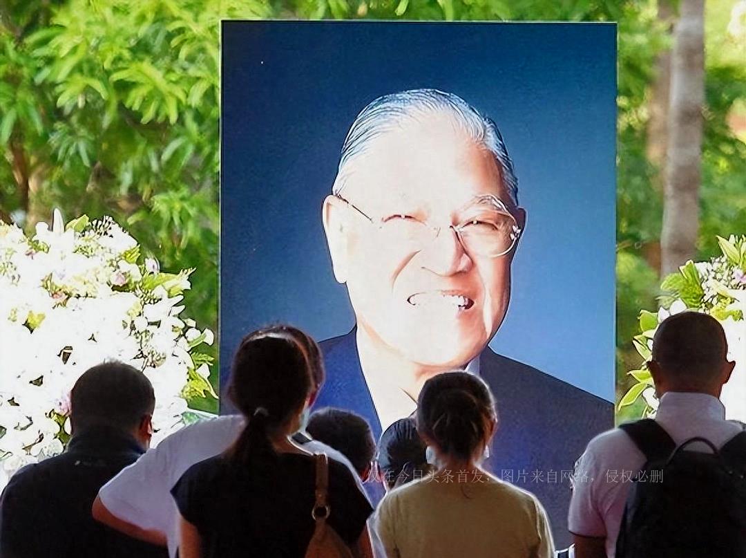 Lee Teng-hui's body was cremated in 2020, and a woman poured paint on ...