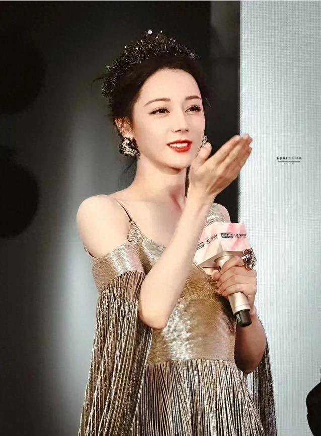 Netizen: Reba is in love? 29-year-old Dilireba attended the event with strawberry marks on her ...