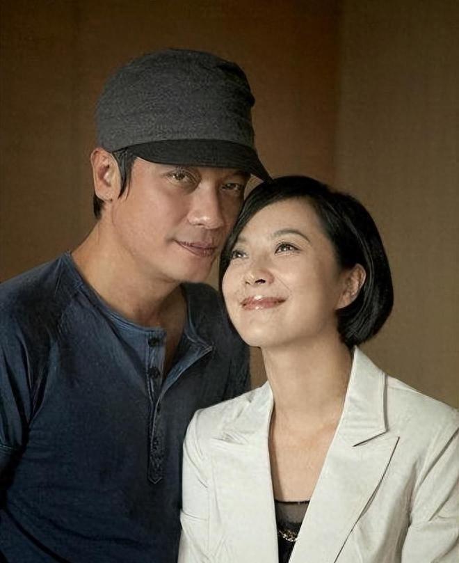 Alone! Luo Jialiang's encounter at the airport triggered heated discussions among netizens - iNEWS