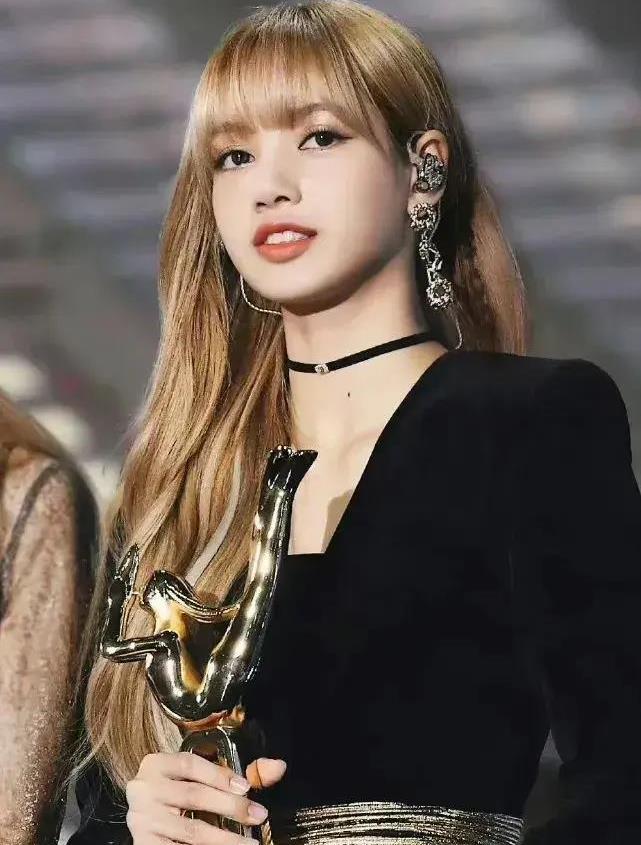 Is Lisa going to be depressed? Posting bikini photos to please the ...