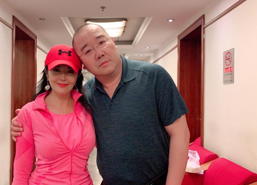 She is Yingda's rumored girlfriend. She wears a lace see-through skirt to show off her 3D figure ...