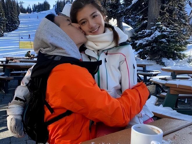 sweet! Wu Qianyu rode on her fiancé's neck to decorate the Christmas tree, and Shi Boxiong ...