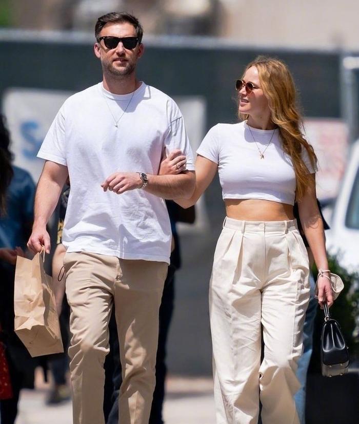 The 31-year-old cousin Jennifer showed off her slim waist while ...