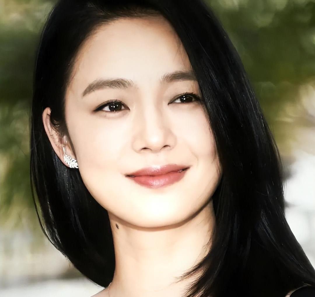 Zhou Yun: Won the beauty pageant championship at the age of 15, and conquered the prodigal Jiang ...