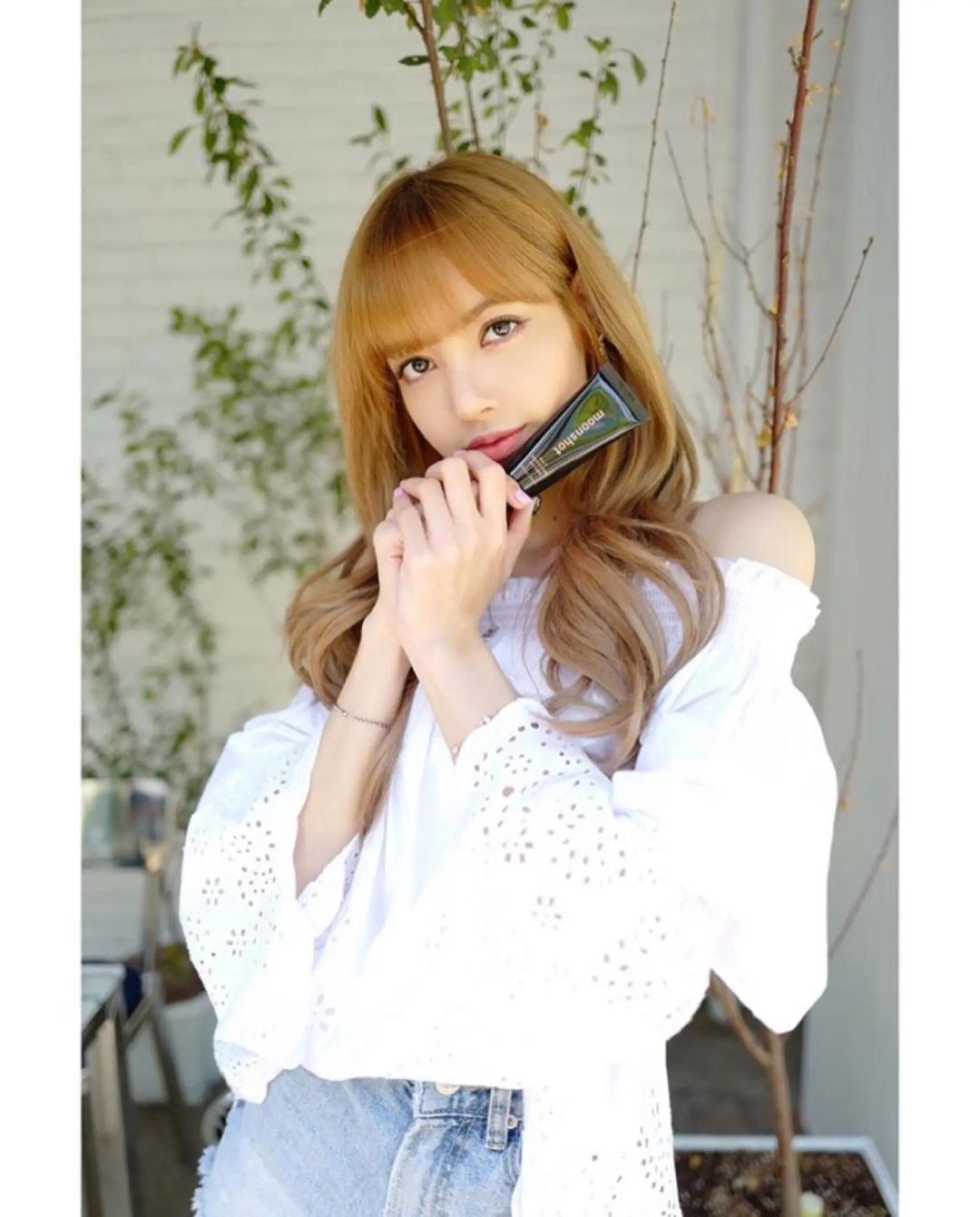 Lisa's personal hygiene is questioned? When blowing out candles, a team ...