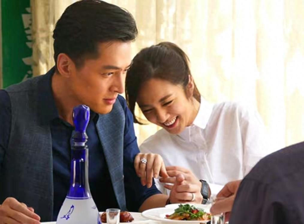 Hu Ge took his wife and daughter on vacation in Sanya, and the whole ...