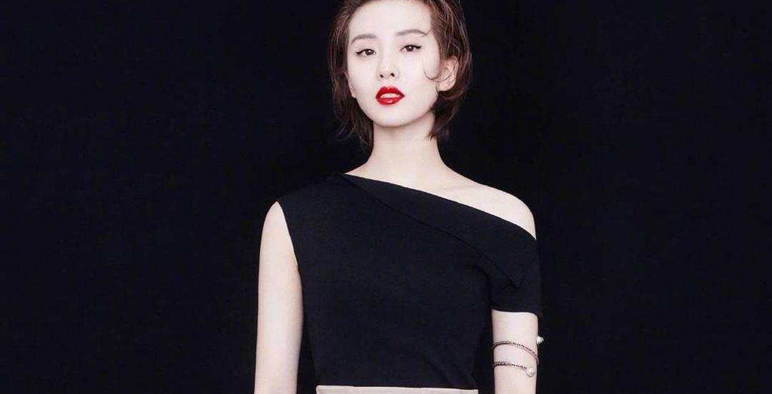 Liu Shishi held up a sign to promote "As soon as you think about it ...