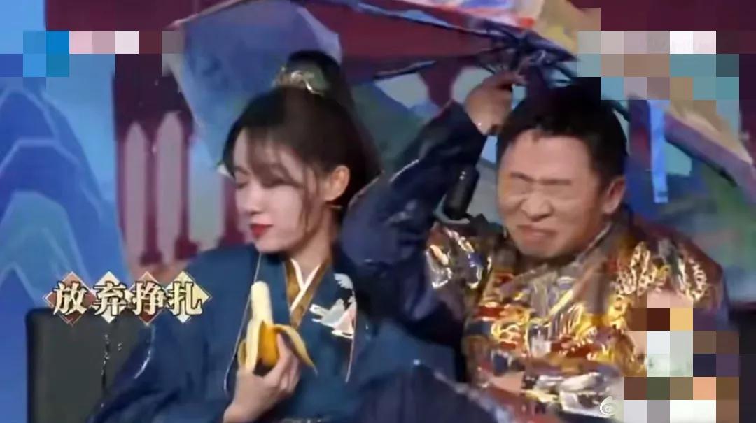 Ace Zhang Xiaofei failed to grab the umbrella and got wet, but still ...