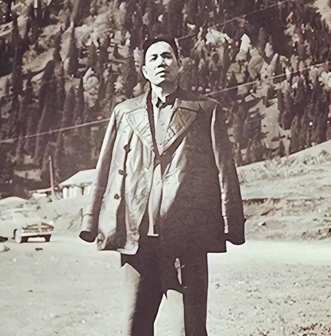 In 1968, Ding Sheng went to visit Lin Biao. After taking a group photo ...