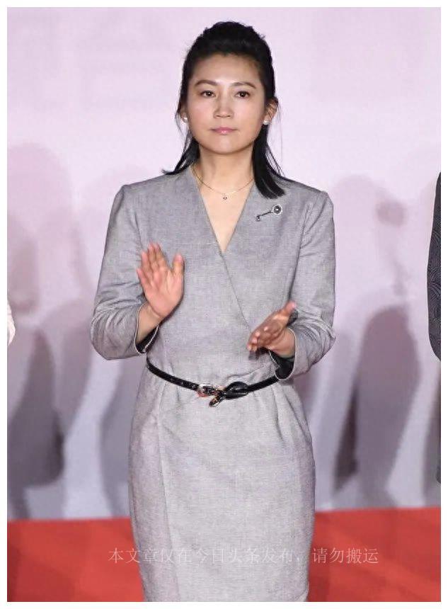 55-year-old Wang Xiaoya! Wearing a gray suit and skirt can hardly hide ...