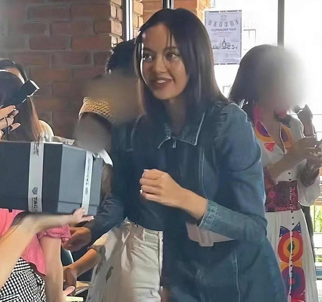 After not seeing each other for a while, his appearance changed. Lisa looked like Sister Feng ...