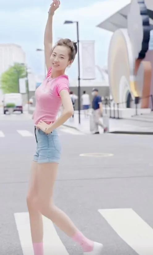 Get to know Bai Shanshan in 24 photos of her daily life. She has fair ...