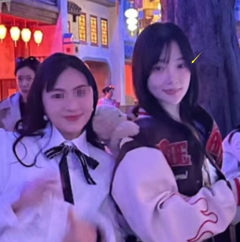 Huo Siyan and Li Xiaolu walked the baby in unison. Her humming behavior ...