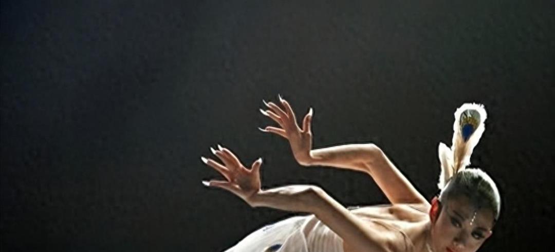 Beautifully blooming! Yang Liping's peacock dance stunned the audience ...