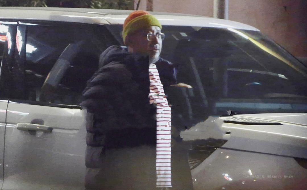 60-year-old Jiang Wen goes out with his whole family. His beard is ...