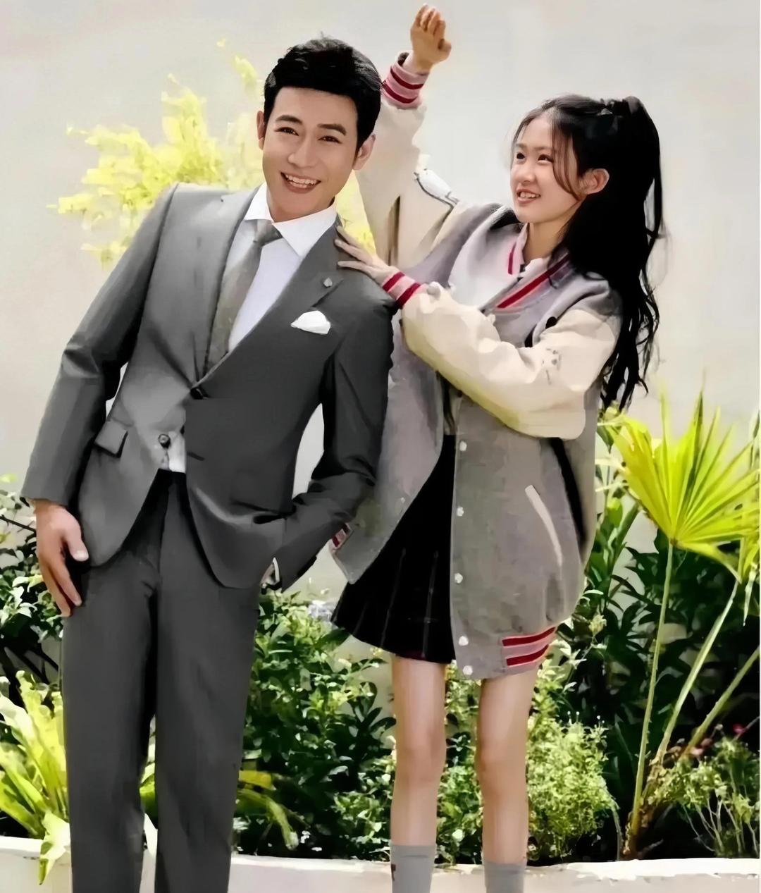 47-year-old Lu Yi took a photo with his 15-year-old daughter. He looks ...