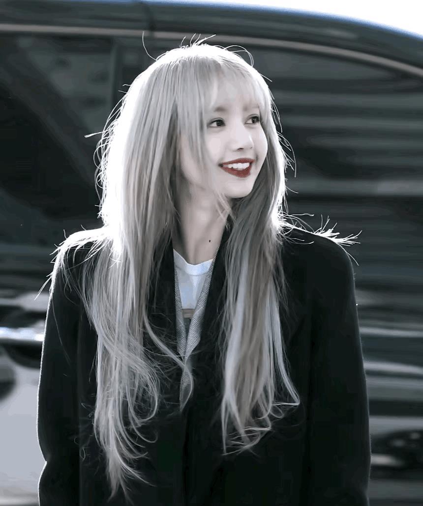 Rebirth! From crazy horse show girl to traffic queen, Lisa makes a ...