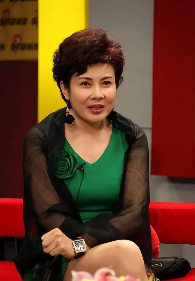 Kan Lijun: Three Spring Festival Galas, single at 64 years old, what is she pursuing? - iNEWS