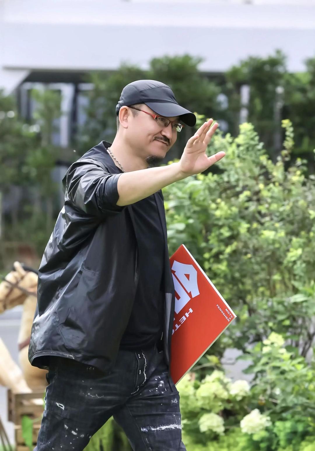 Wu Ershan posted a post late at night to consecrate the gods, and ...