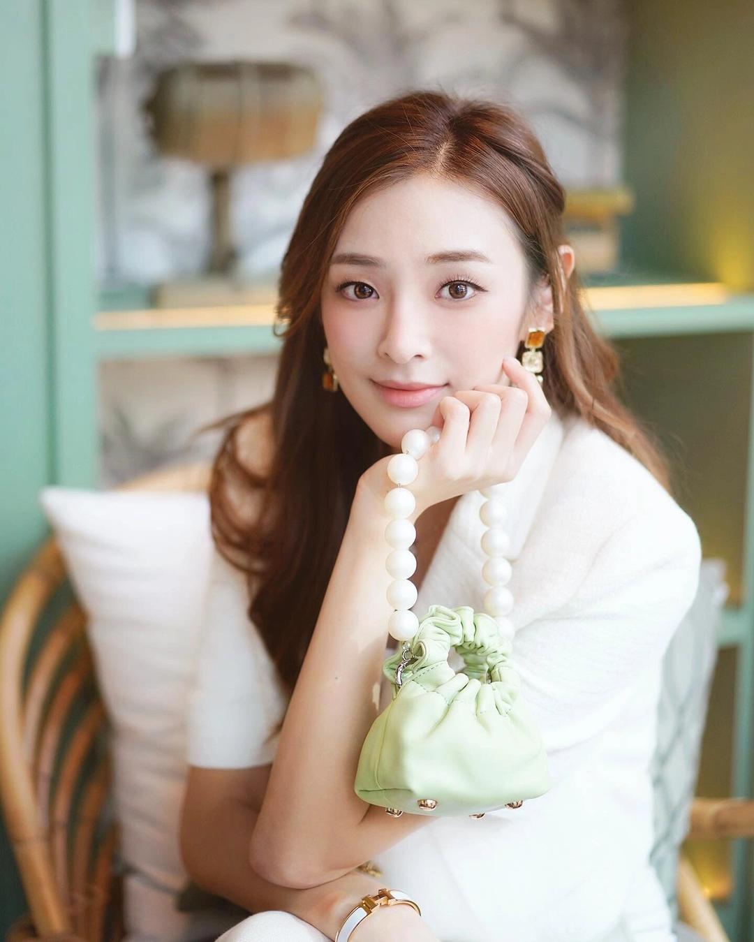 Hong Kong Miss Chen Zhenyi's "News Queen" Private Wear Look - iNEWS