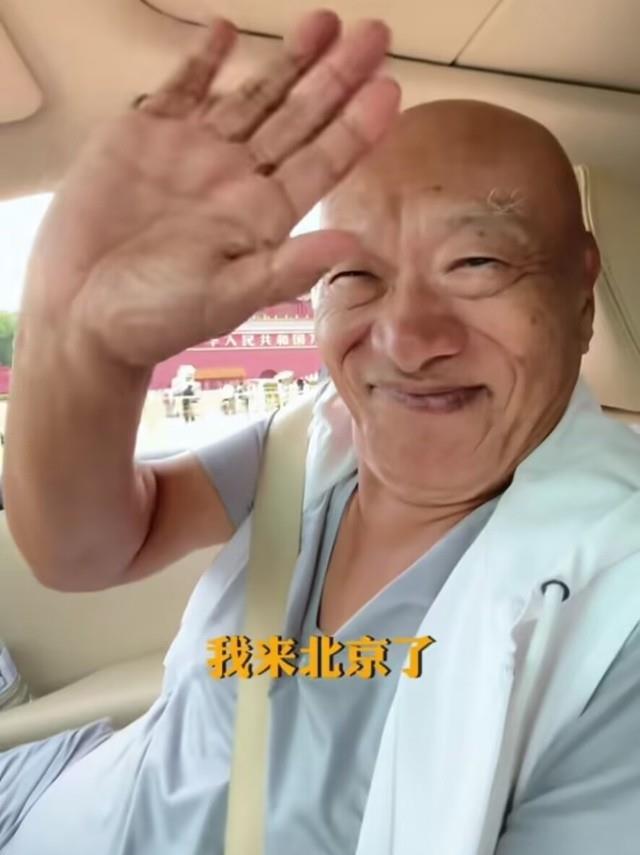 Ling Feng returned to Beijing after ten years, smiling and waving with ...