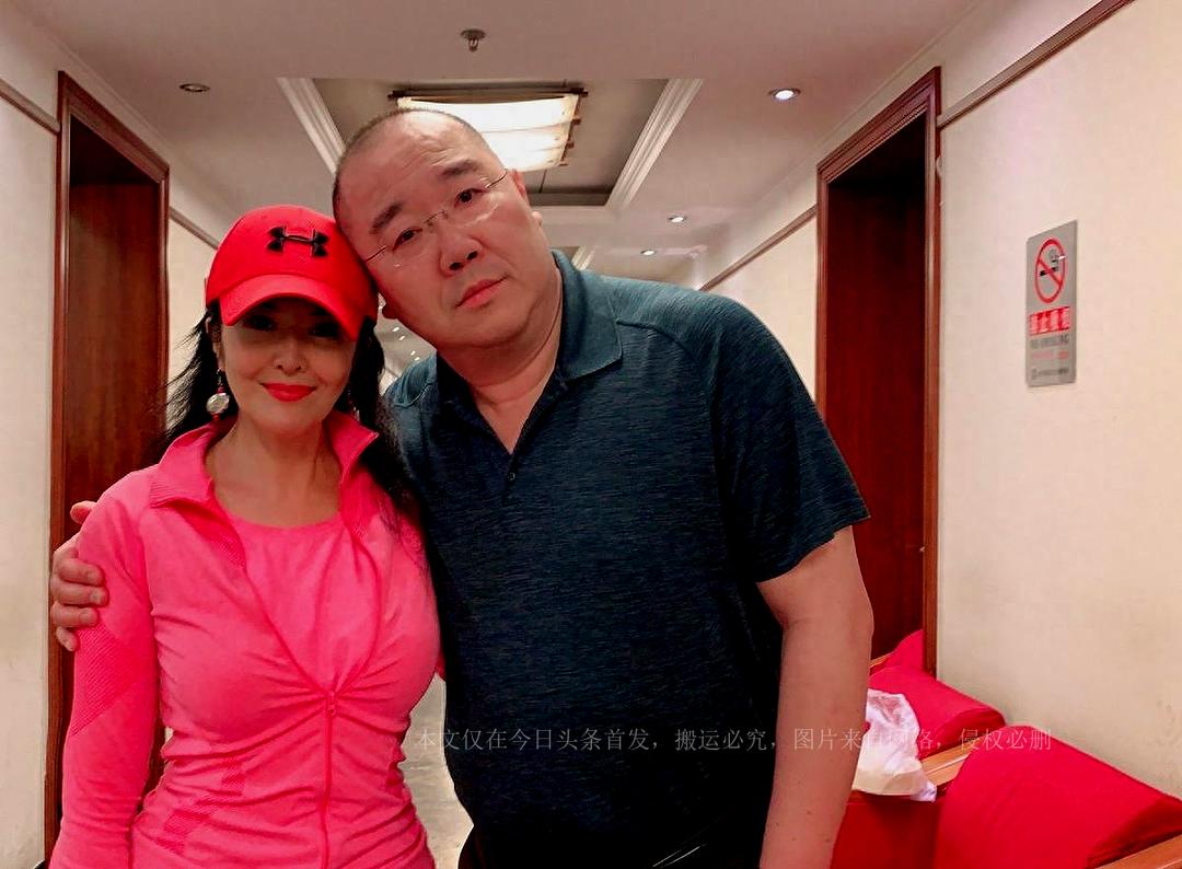 Yingda is so tired of cuddling with her rumored girlfriend that his fat head and big ears are ...