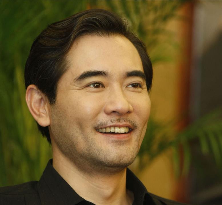 Zhou Xun and Chen Hong fell in love with him at first sight. They never ...