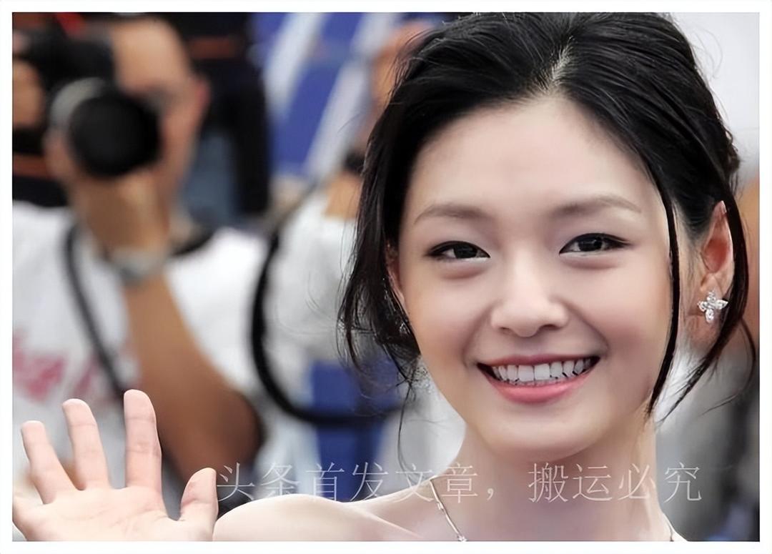 Lan Zhenglong's family of four is very warm. The photo of Zhou Yimin and his wife is super sweet ...