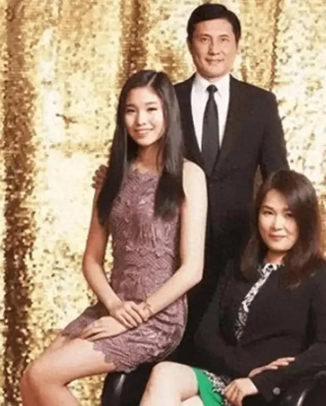 56-year-old Bao Xiaobai turned gray overnight and turned his daughter's ashes into a necklace ...