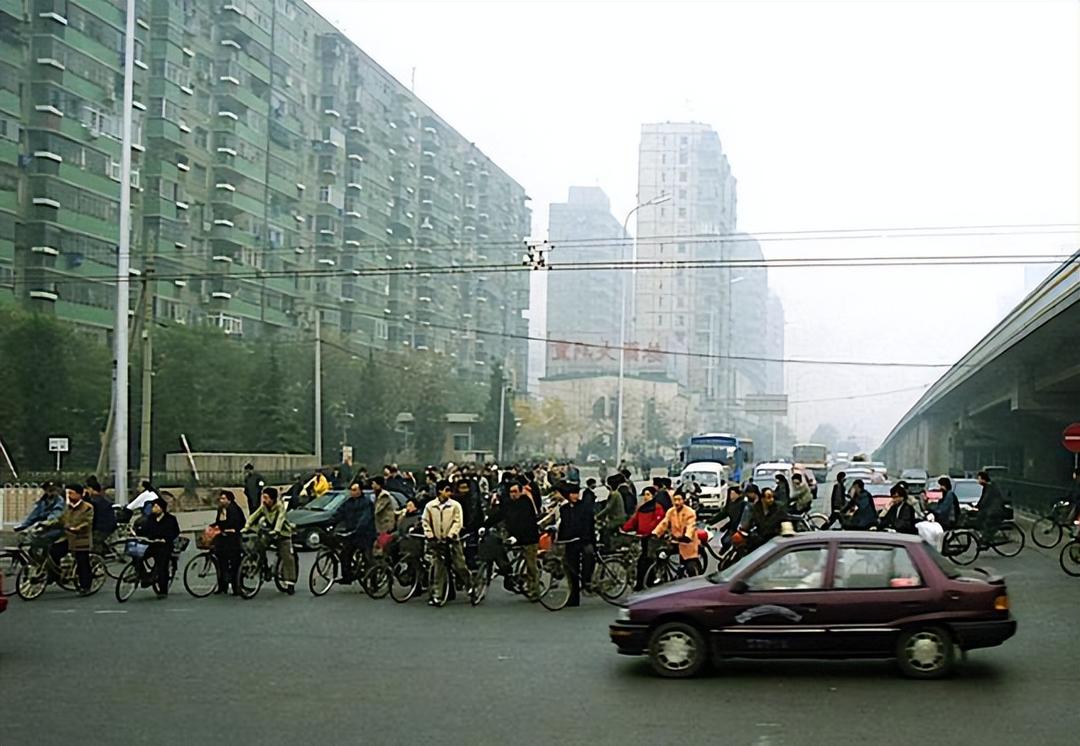 In Beijing in 1999, Xiushui Street was still a dirty and messy market ...