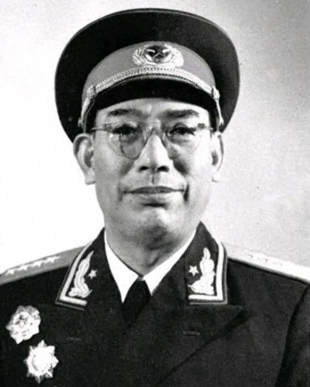 General Xu Guangda received a home visit from his son's teacher. The ...