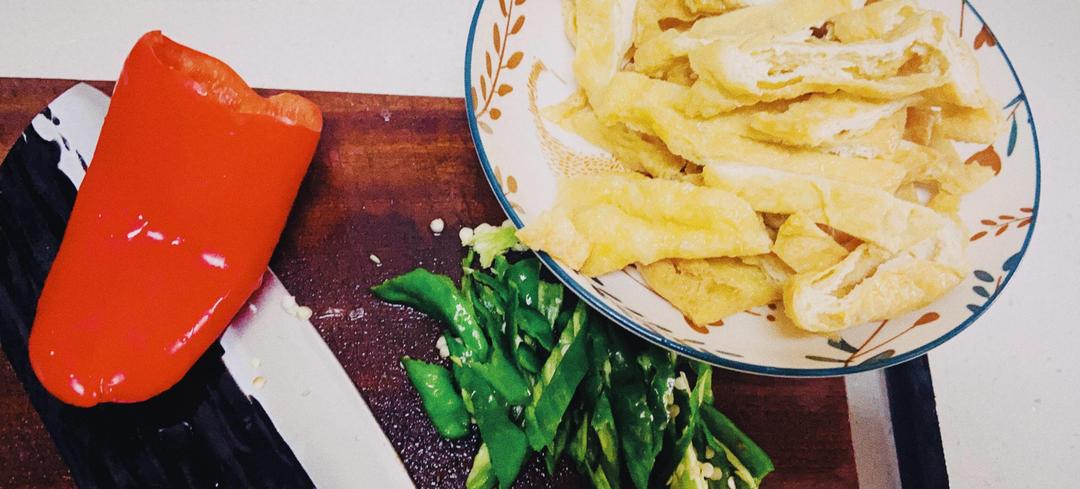 A super delicious side dish, just a plate of fried dried chili peppers ...