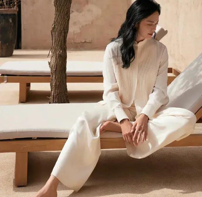 Yao Chen's high heels reveal her stocking feet - iNEWS