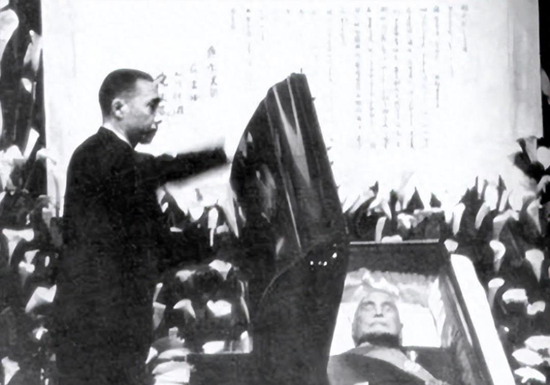 On the day of Chiang Kai-shek's funeral, four things were placed in the ...