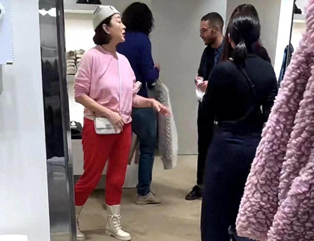 Brigitte Lin was shopping in Paris, and passers-by photographed her ...