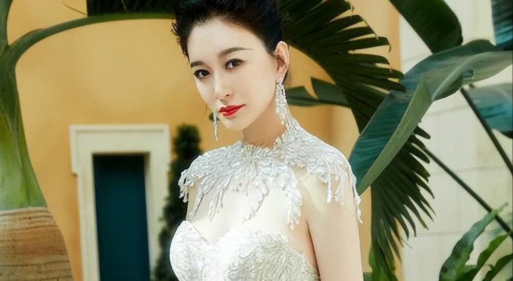 Cecilia Cheung and Sun Donghai appeared in the swimming pool! Is the ...