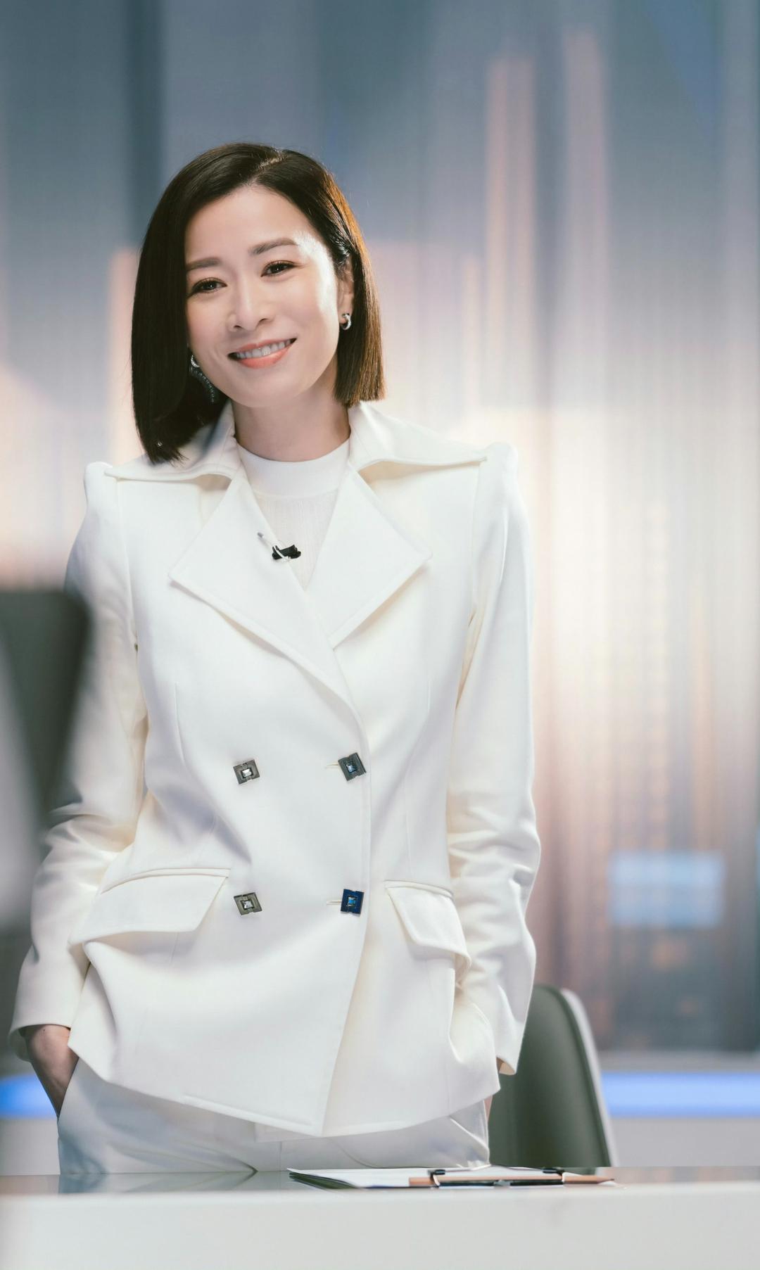 "News Queen" wears the best outfits, Charmaine Sheh plays the role of a ...