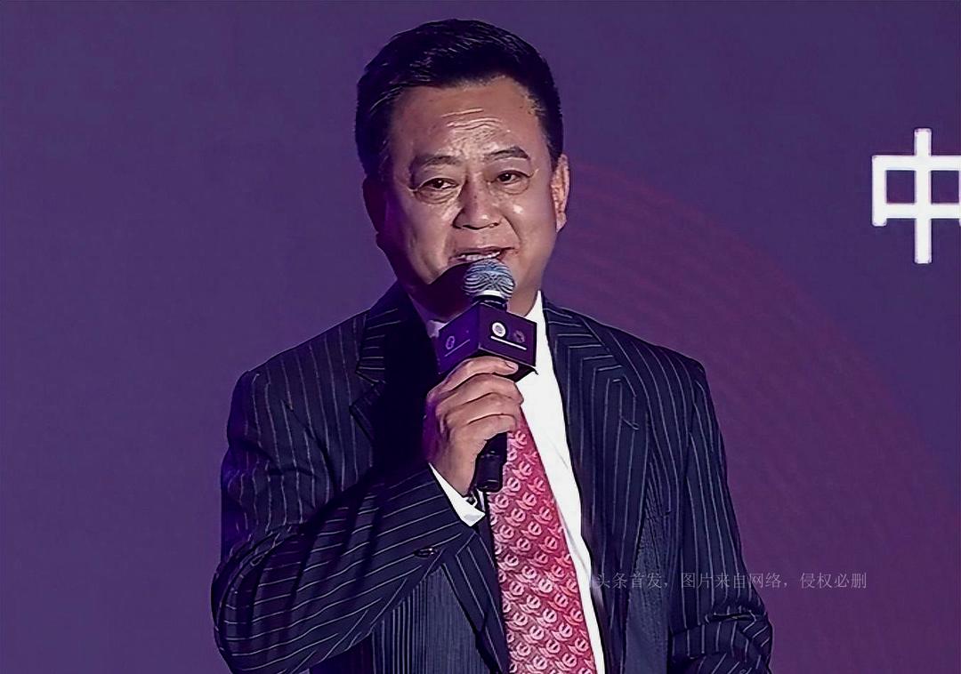 Zhu Jun hosted on stage for the first time after winning the lawsuit ...